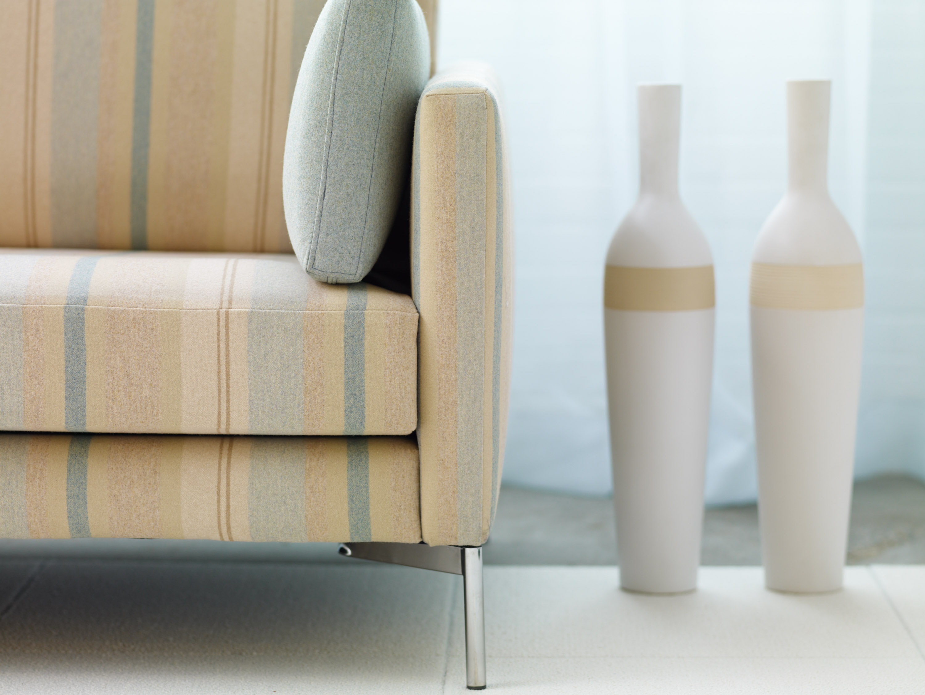 Divina Sofa and Ottoman | Knoll