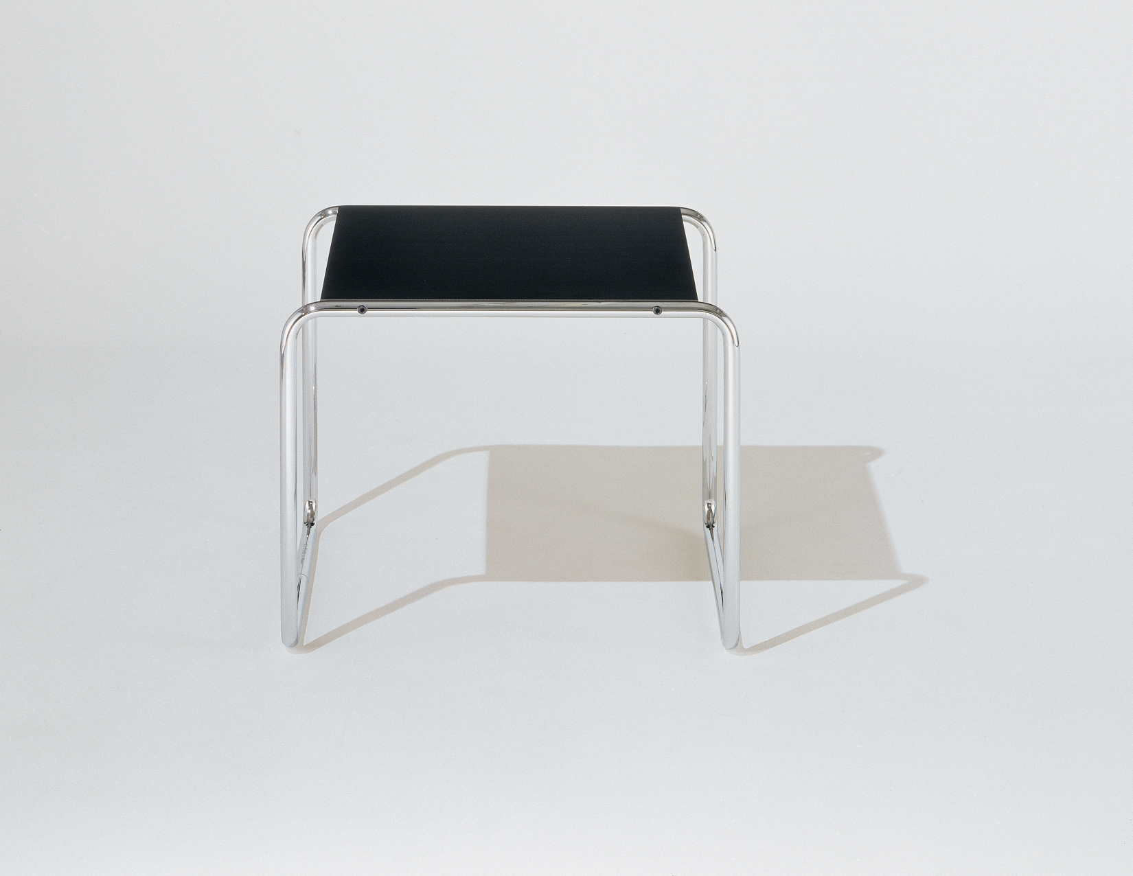 Laccio Side Table - Original Design | Knoll
